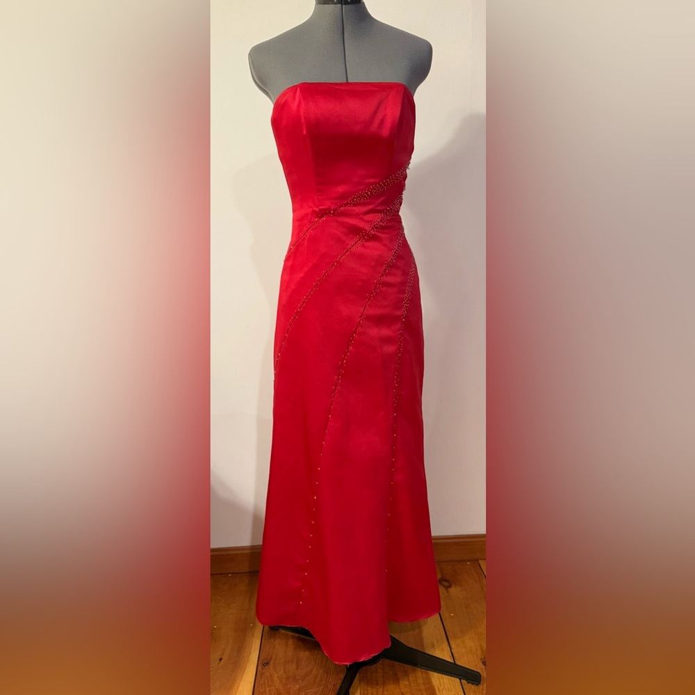 Red Strapless Satin Beaded Dress. Size 4 - Gem